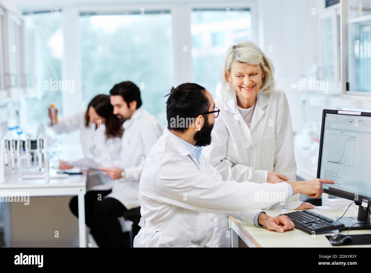 People of color in science hi-res stock photography and images - Alamy