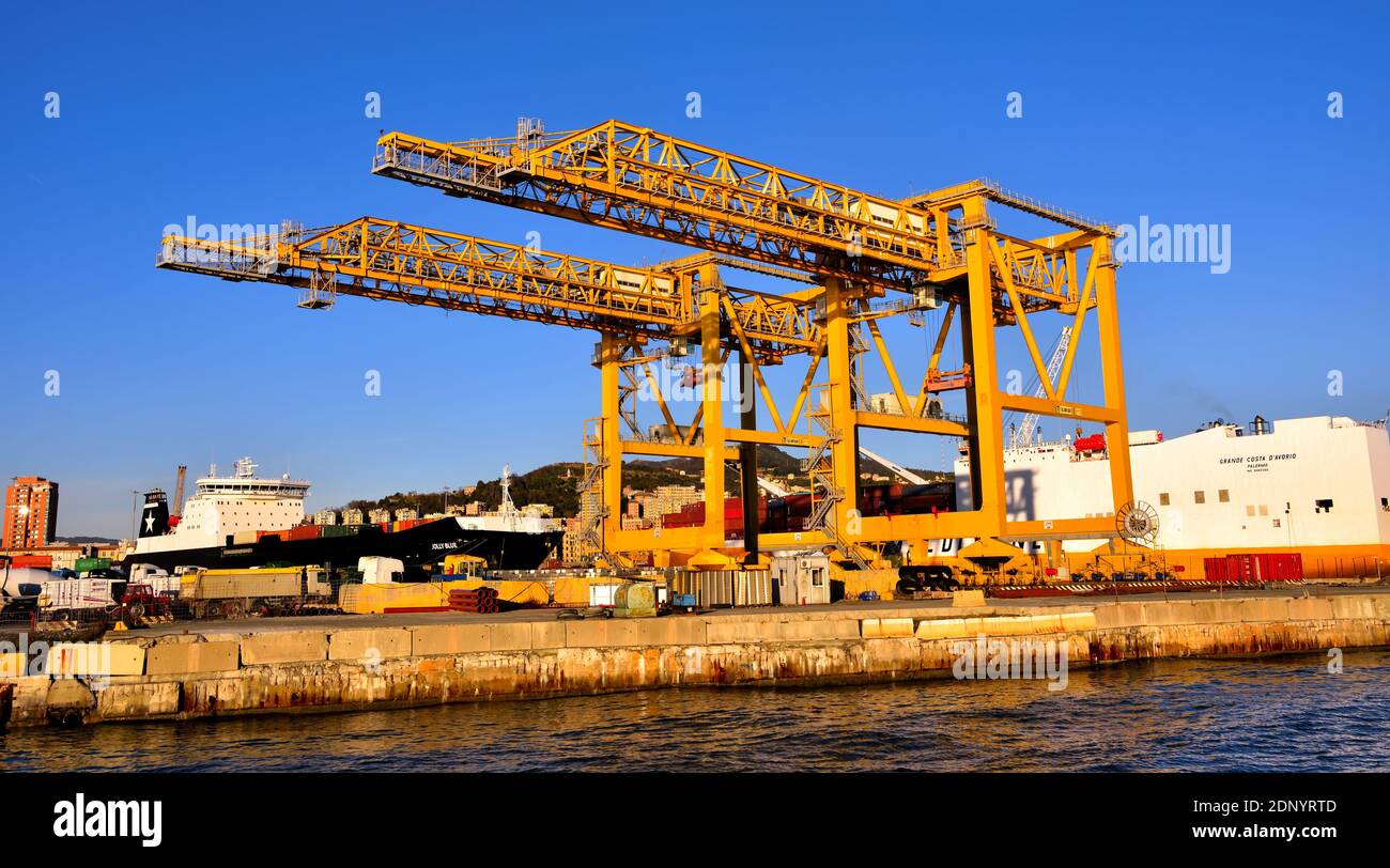 Handling shipping container hi-res stock photography and images - Alamy