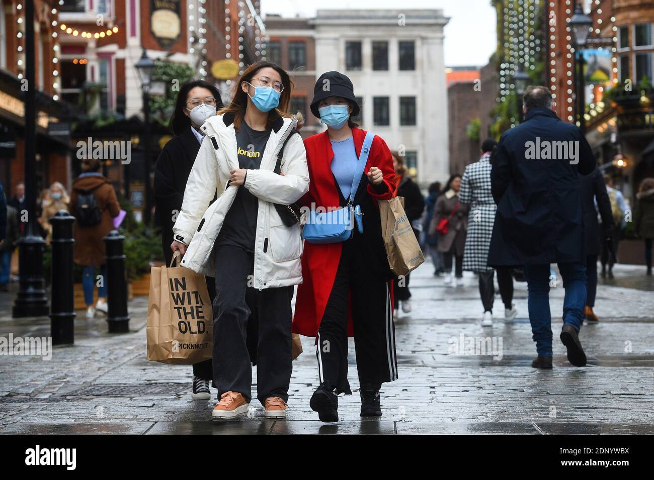 People in masks walk through Covent Garden in London Stock Photo - Alamy