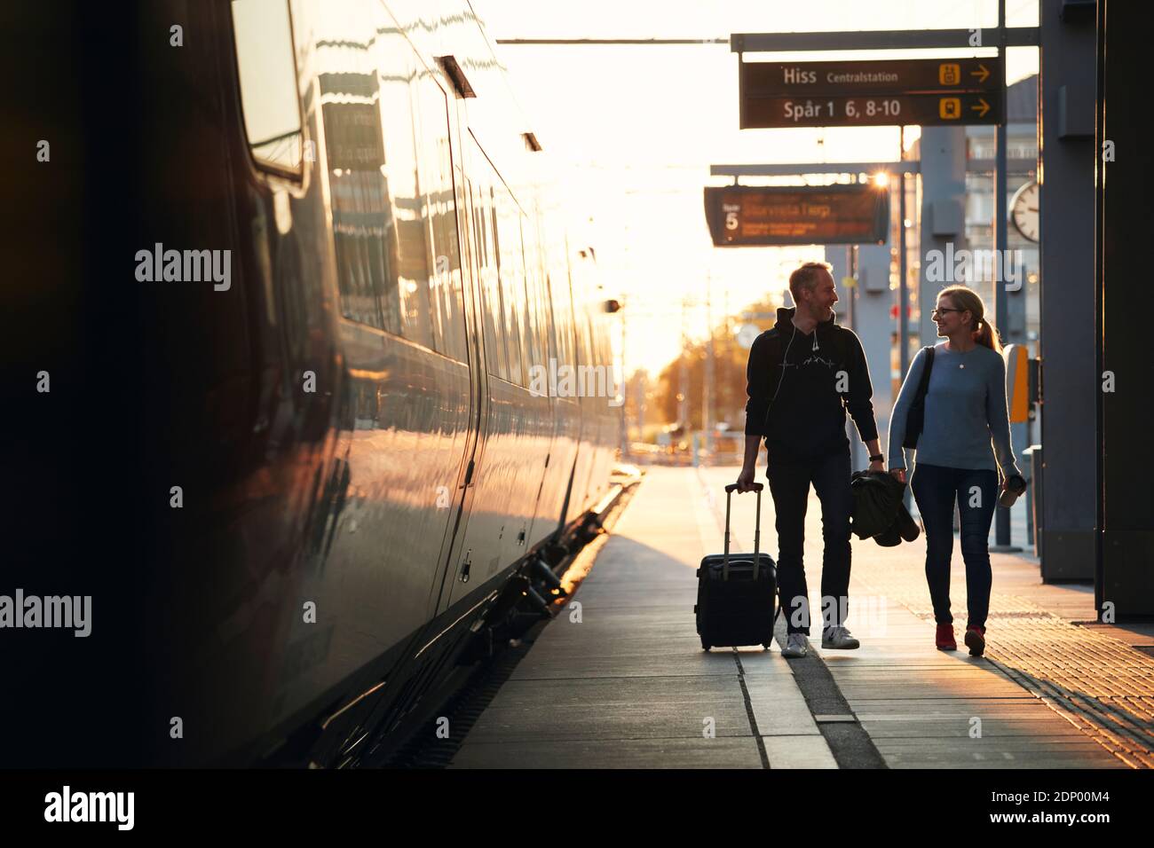 Business people train platform hi-res stock photography and images - Alamy
