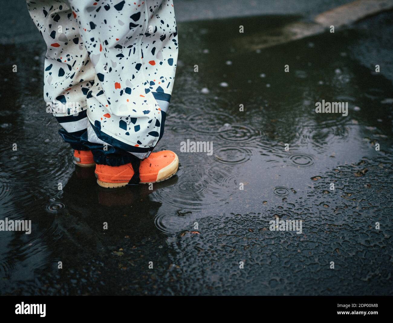 Child puddle splash hi-res stock photography and images - Alamy