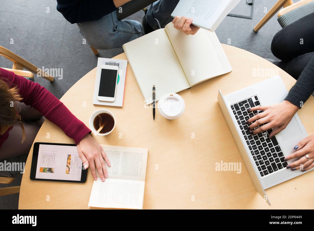 Library table study hi-res stock photography and images - Alamy