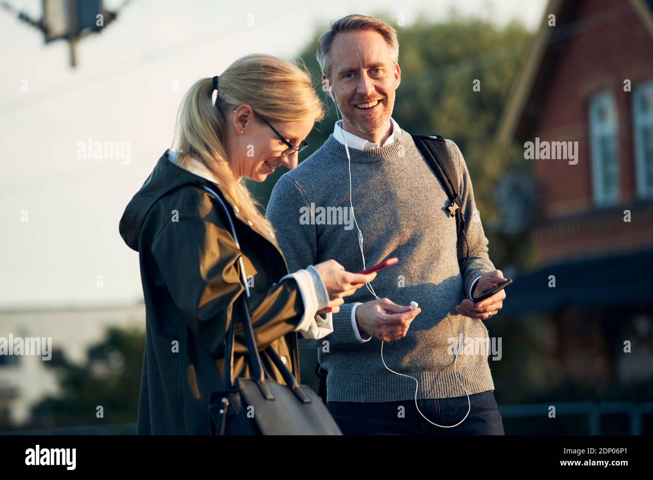 Couple outdoors with phones hi-res stock photography and images - Alamy
