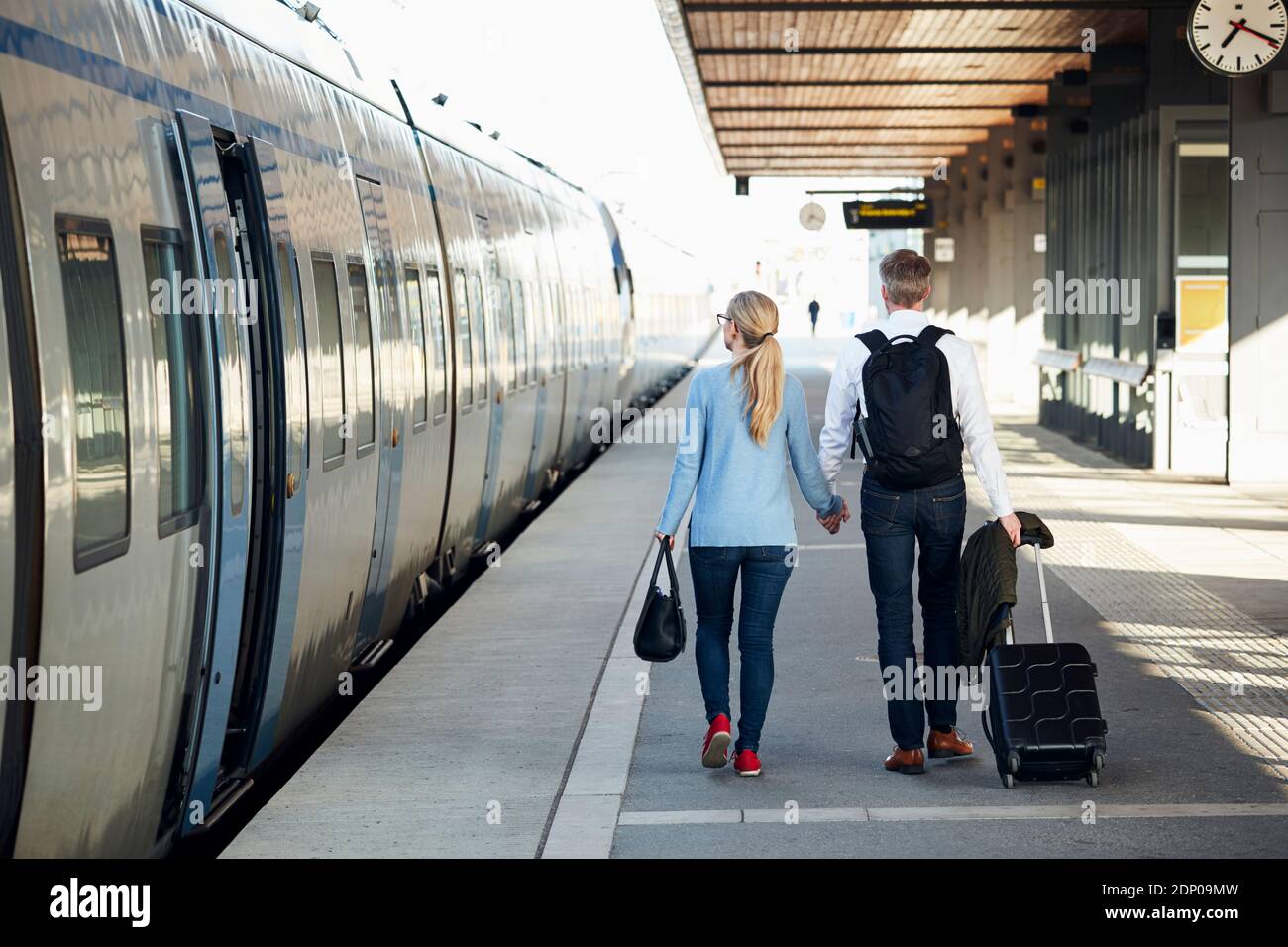 Couple at train station platform Stock Photo - Alamy