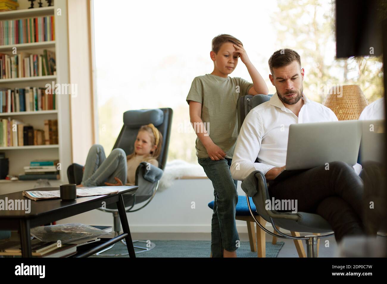 Looking over shoulder man computer hi-res stock photography and images ...