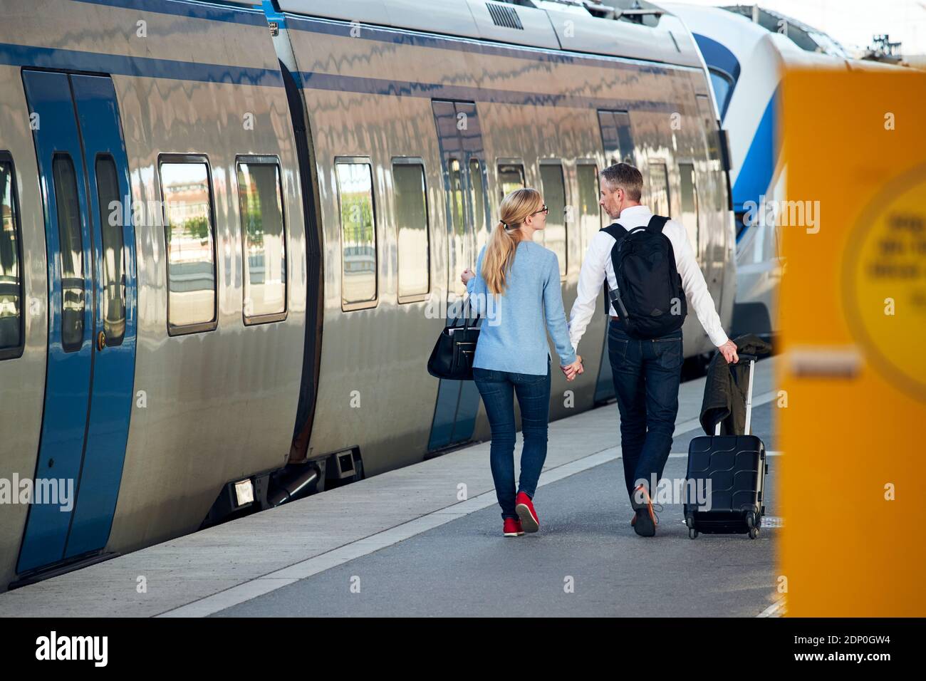 Station train man woman luggage hi-res stock photography and images - Alamy