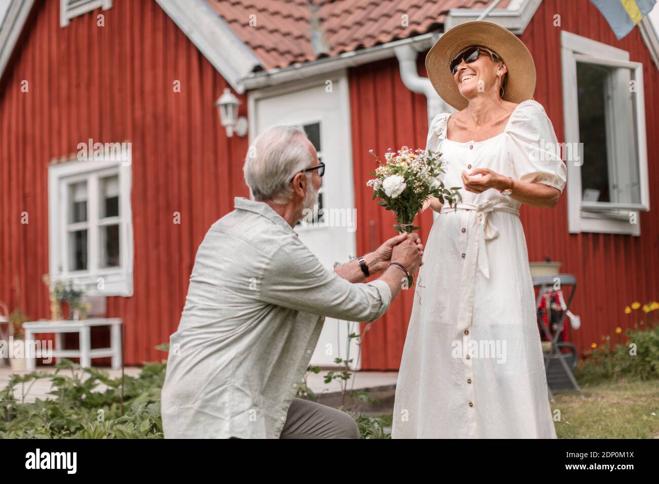 Man giving woman flowers hi-res stock photography and images - Alamy Man giving woman flowers hi-res stock photography and images - Alamy