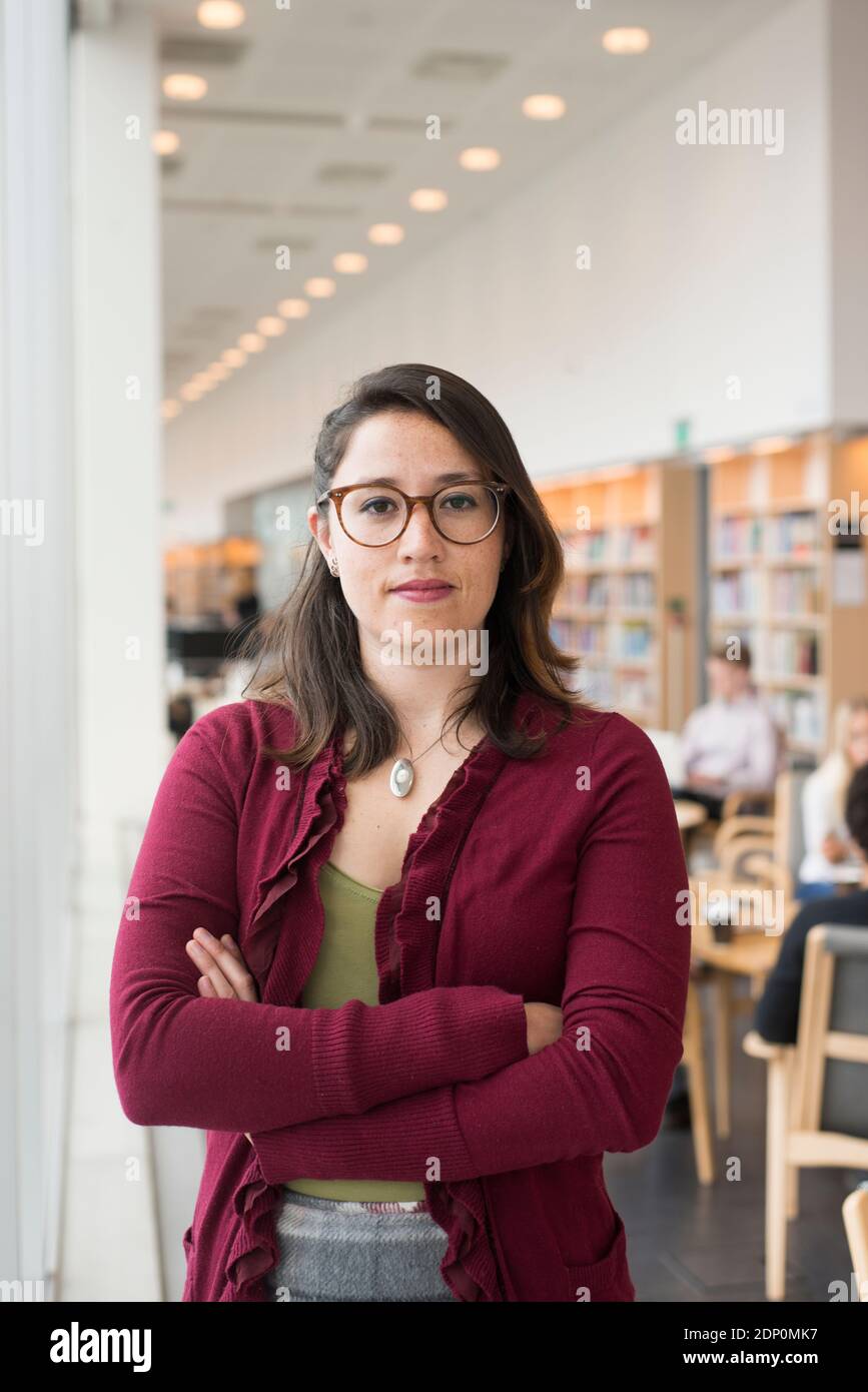 Woman in library hi-res stock photography and images - Alamy