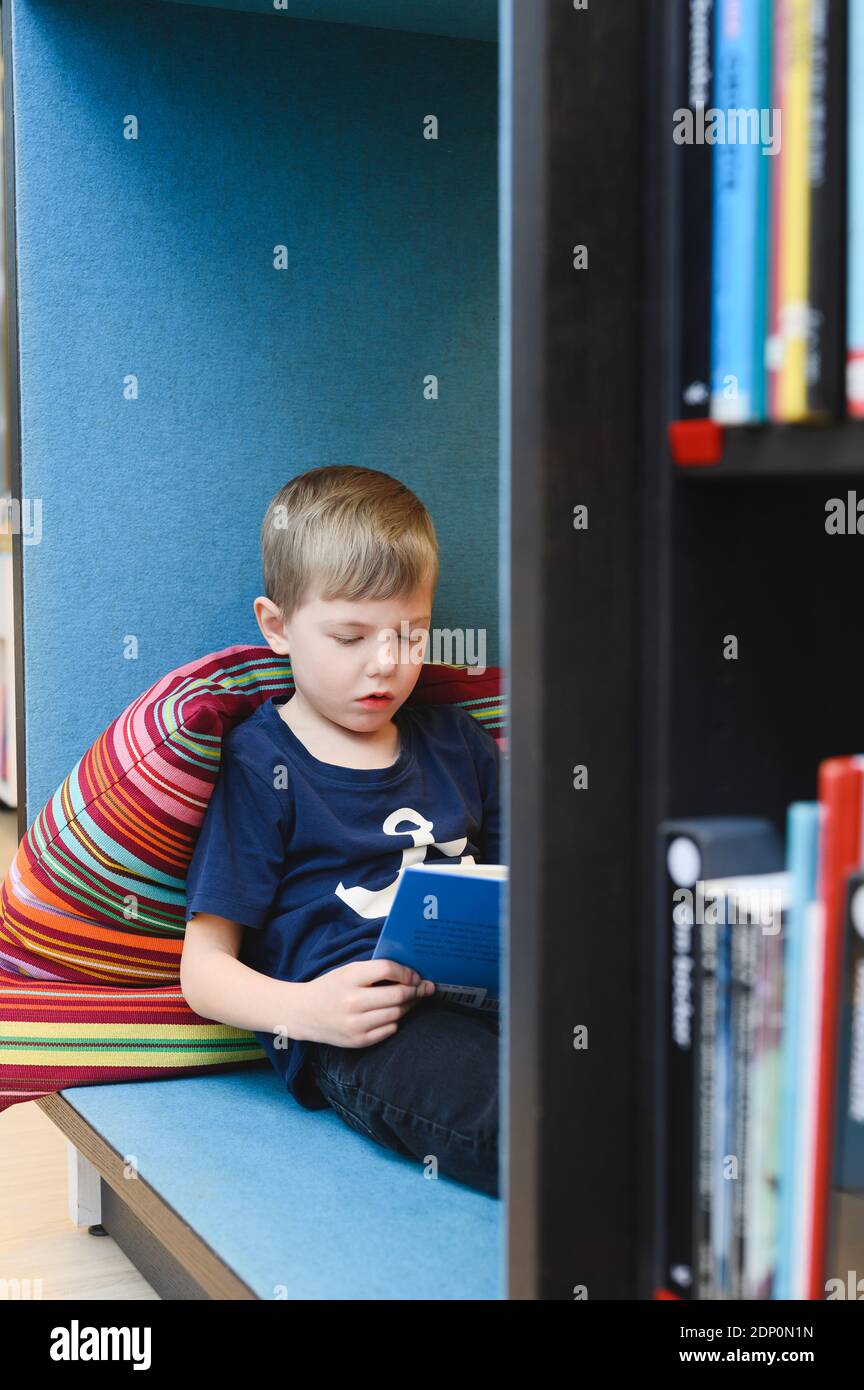 Boy book library hi-res stock photography and images - Alamy
