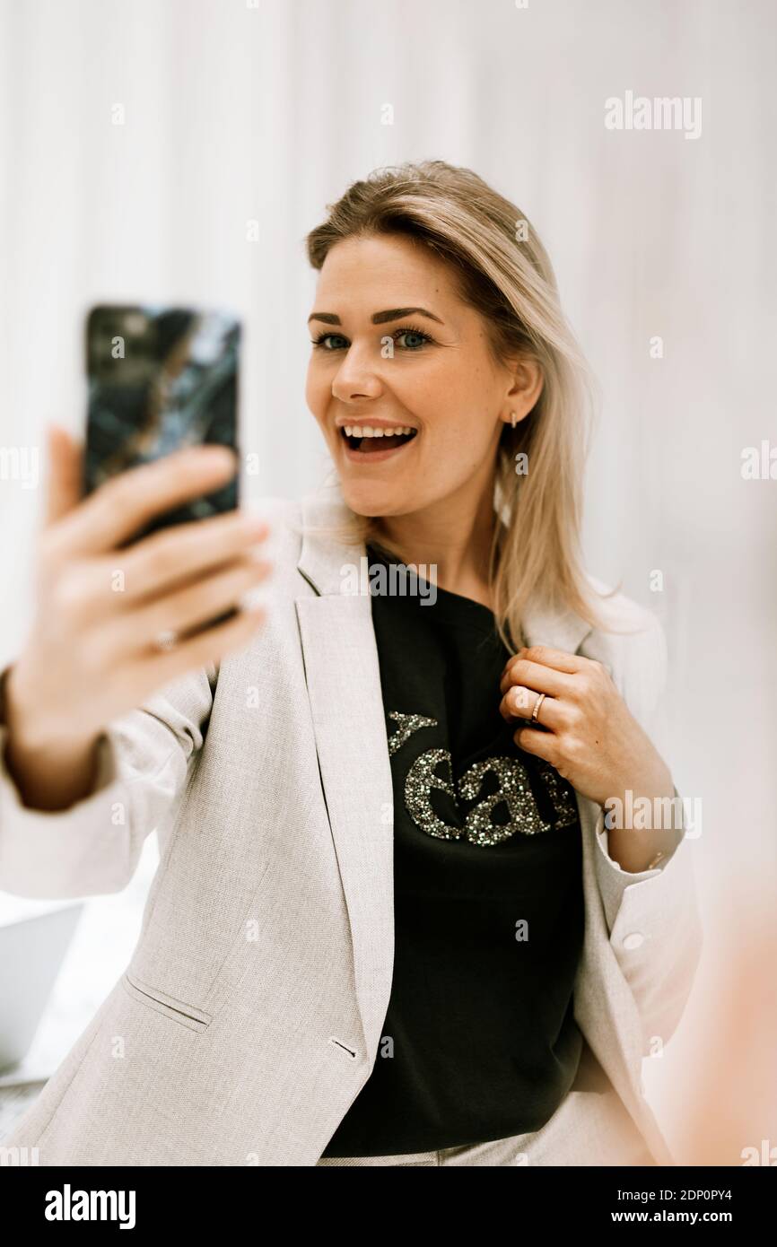 Woman taking selfie Stock Photo - Alamy
