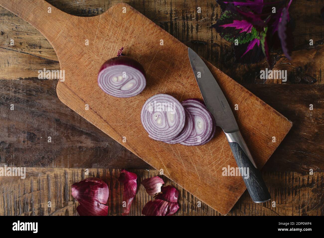 Slices red onion on chopping board Stock Photo - Alamy