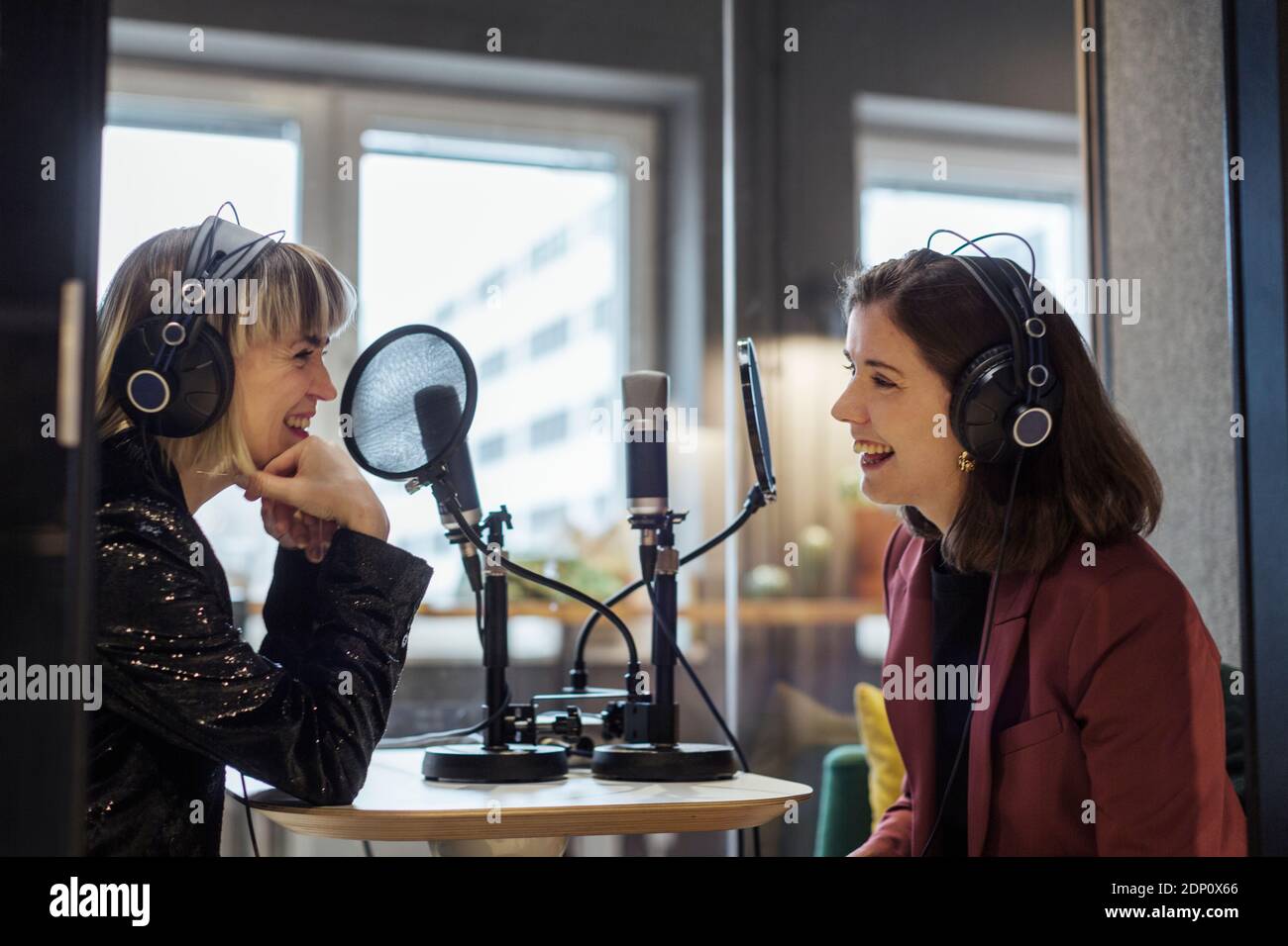 Journalist interview woman hi-res stock photography and images - Alamy