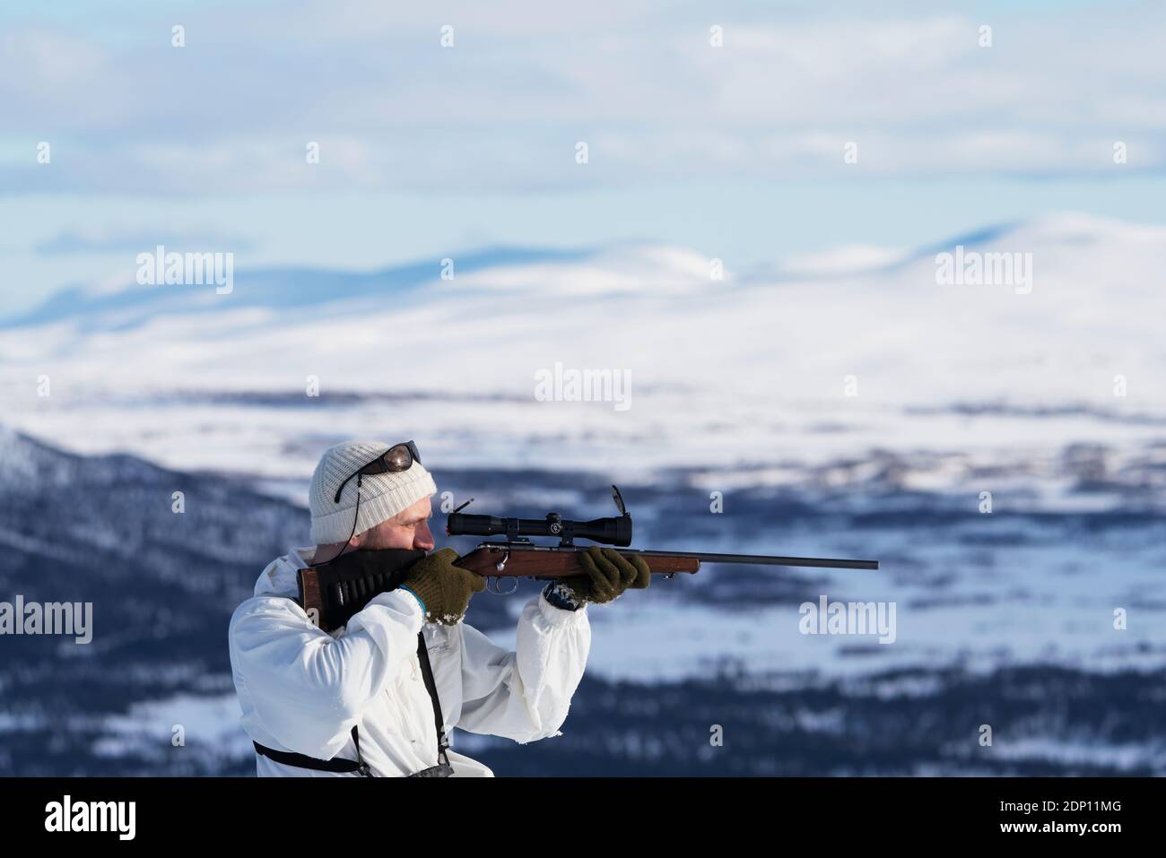 Man aiming rifle Stock Photo - Alamy