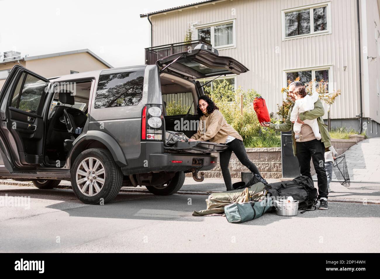 Family loading car Stock Photo - Alamy