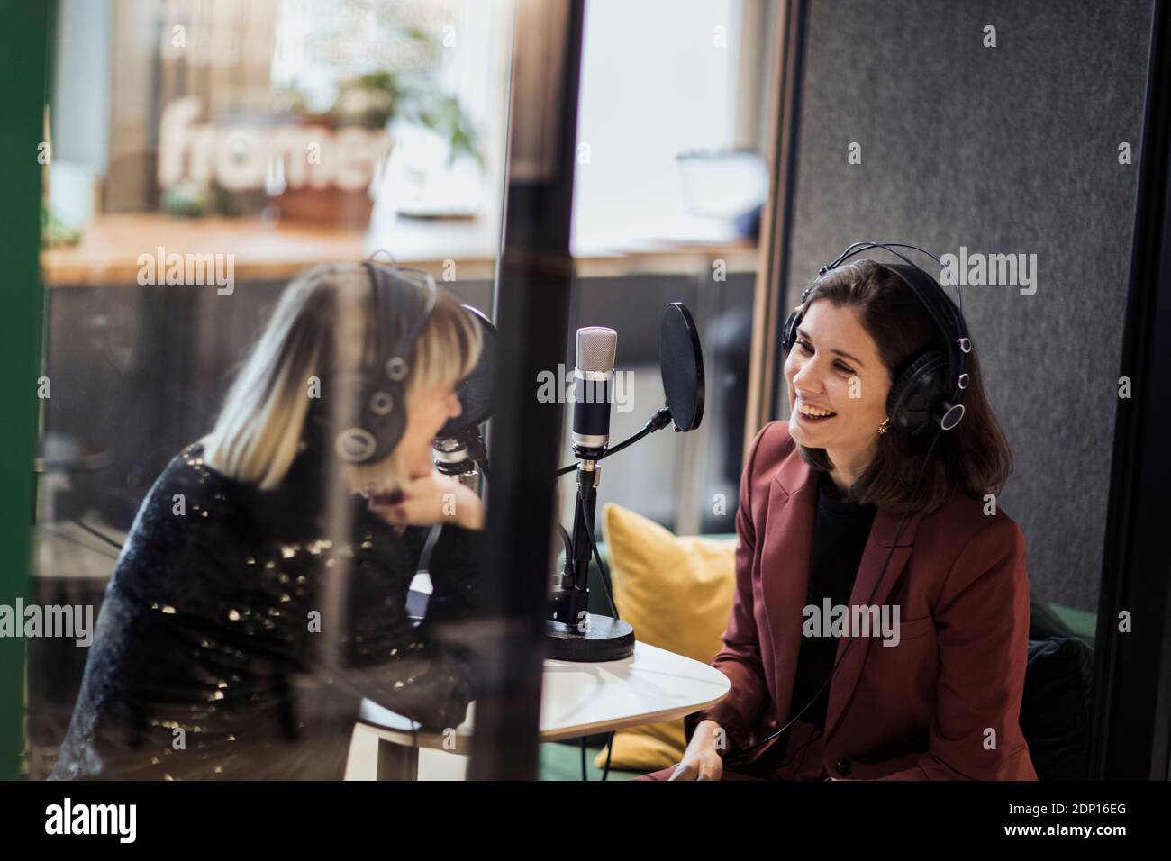 Journalist interview woman hi-res stock photography and images - Alamy