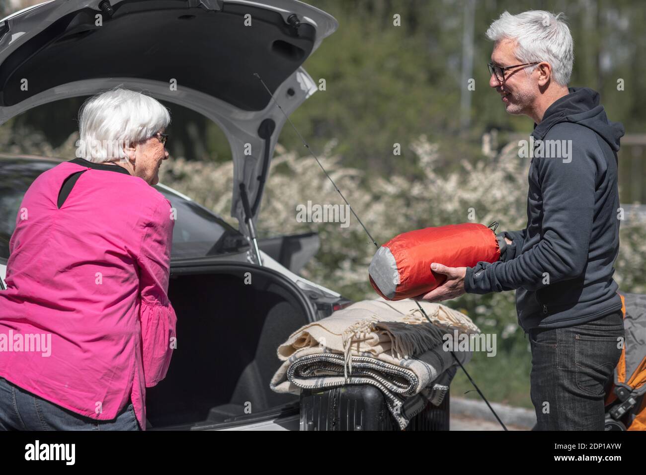 Senior couple loading car boot Stock Photo - Alamy