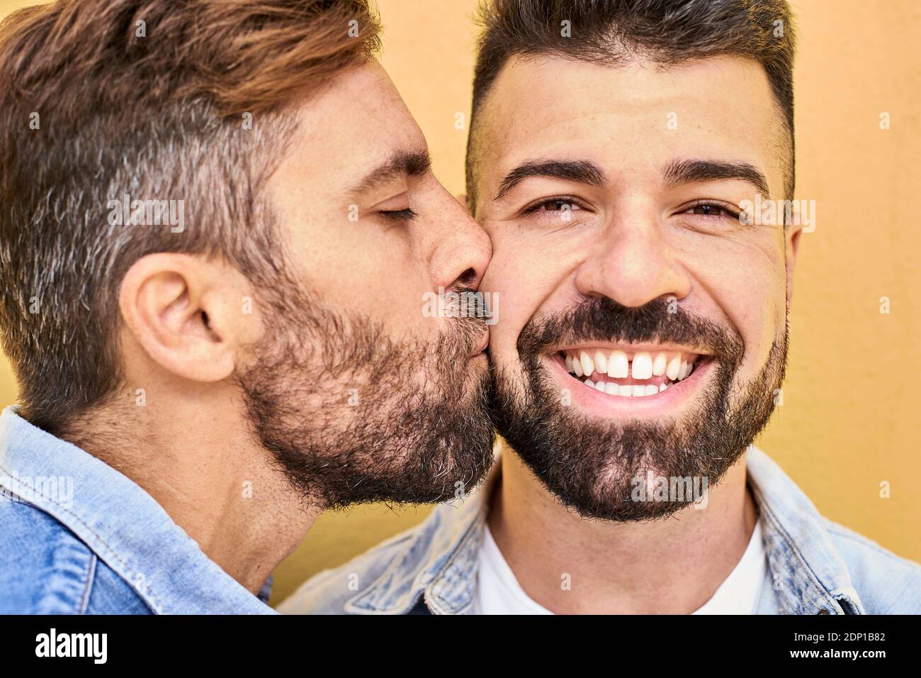 Head shot kissing kiss hi-res stock photography and images - Alamy