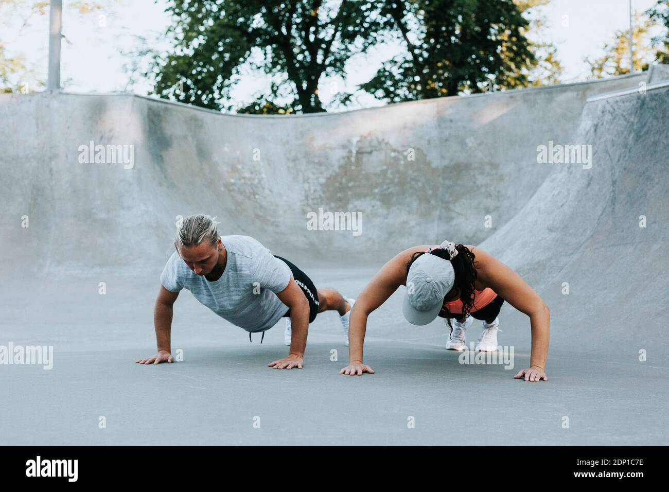 Couple doing push-ups together Stock Photo - Alamy