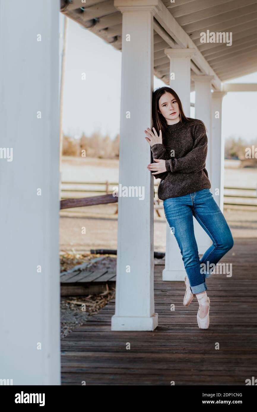Teen Ballerina leaning against a pole while on pointe Stock Photo - Alamy