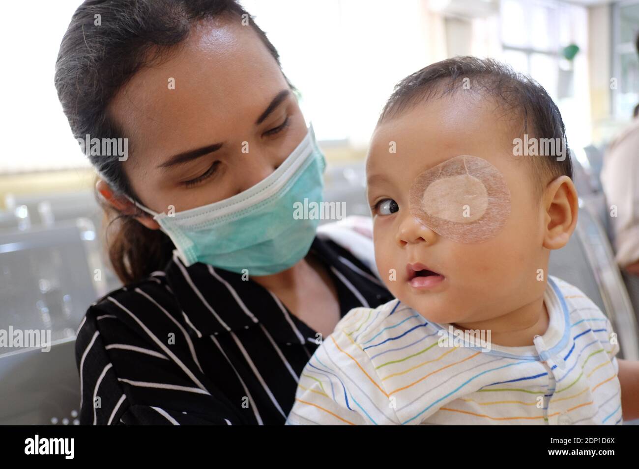 Boy with bandage on eye hi-res stock photography and images - Alamy