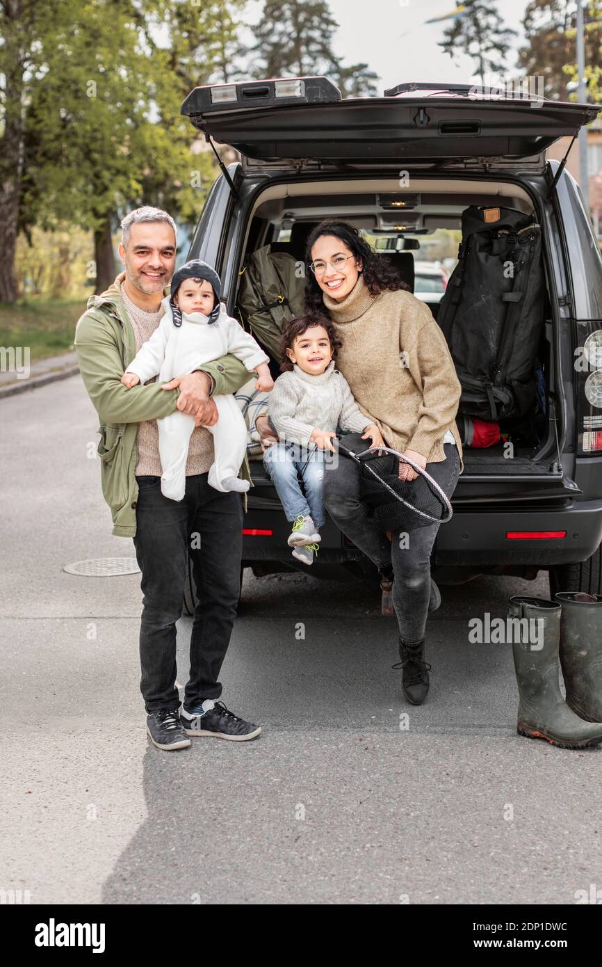 Car father mother children hi-res stock photography and images - Alamy