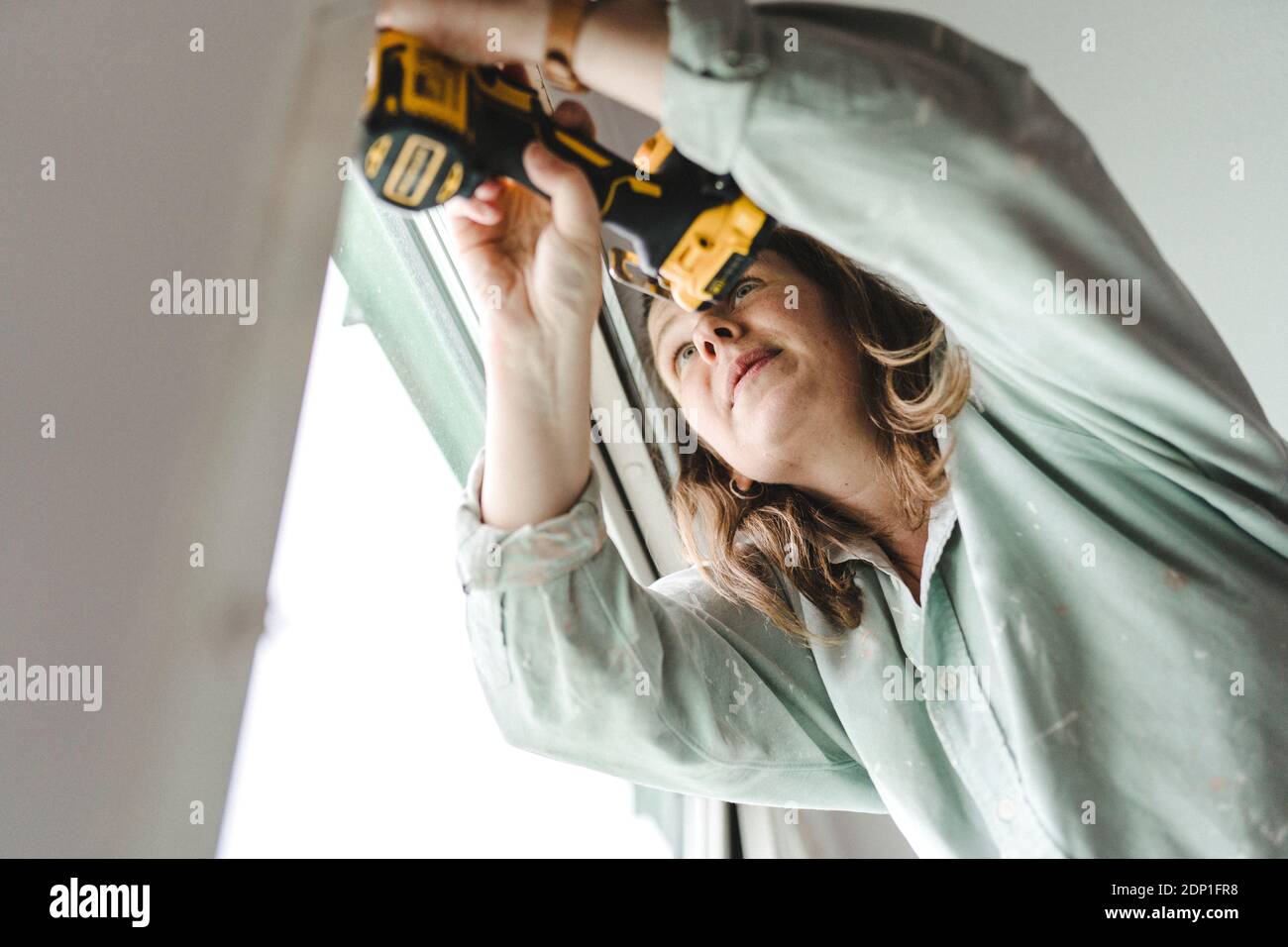 Using electric drill hi-res stock photography and images - Alamy