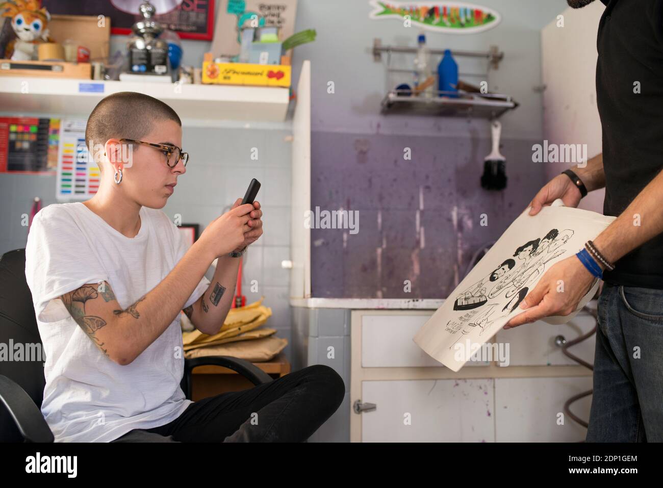 Female designer taking photo hi-res stock photography and images - Alamy