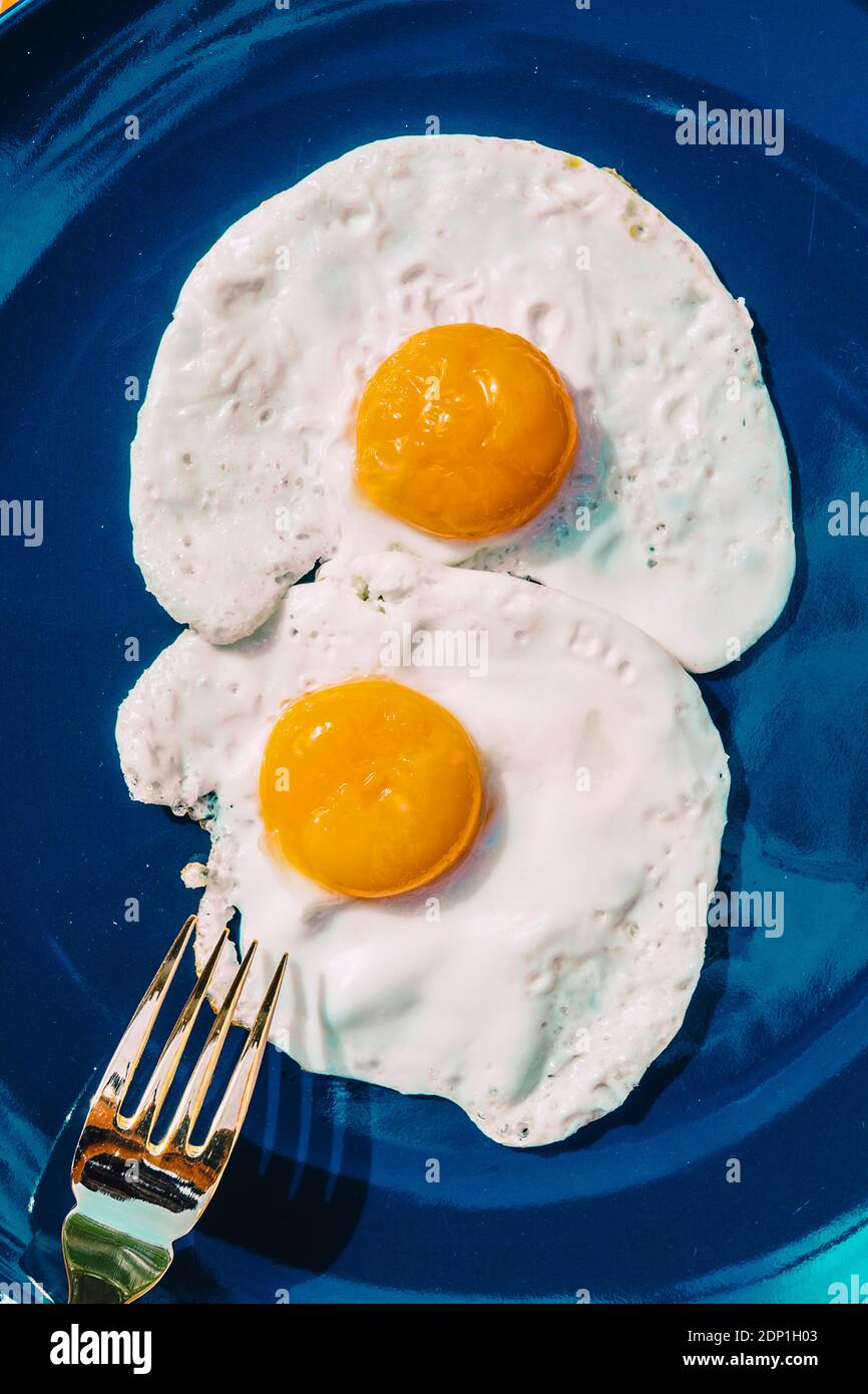 Two fried eggs hi-res stock photography and images - Alamy