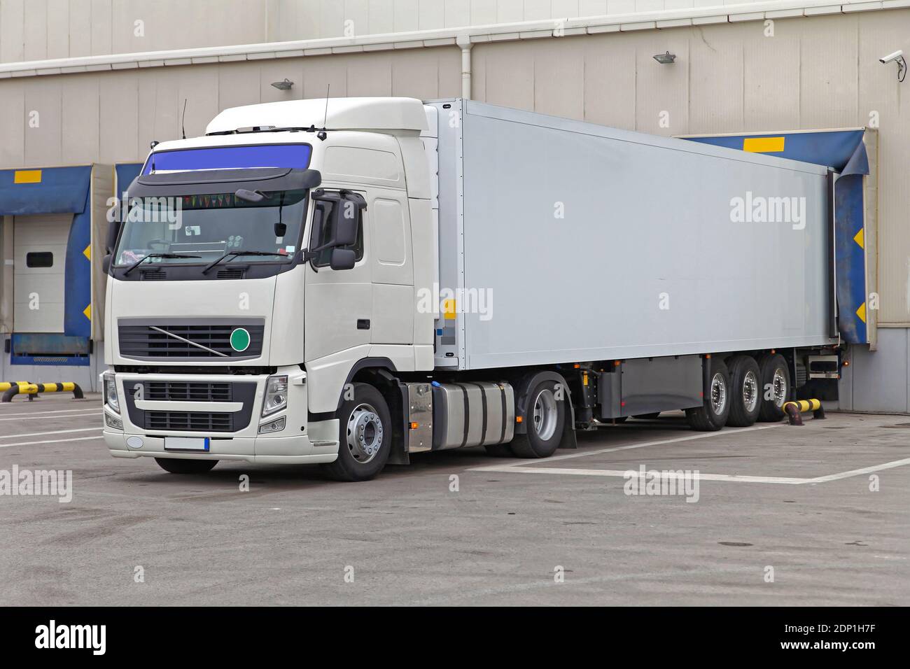 Cooler Box Semi Trailer at Warehouse Loading Bay Dock Stock Photo - Alamy