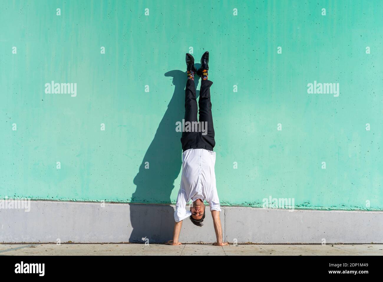 Handstand against wall hi-res stock photography and images - Alamy
