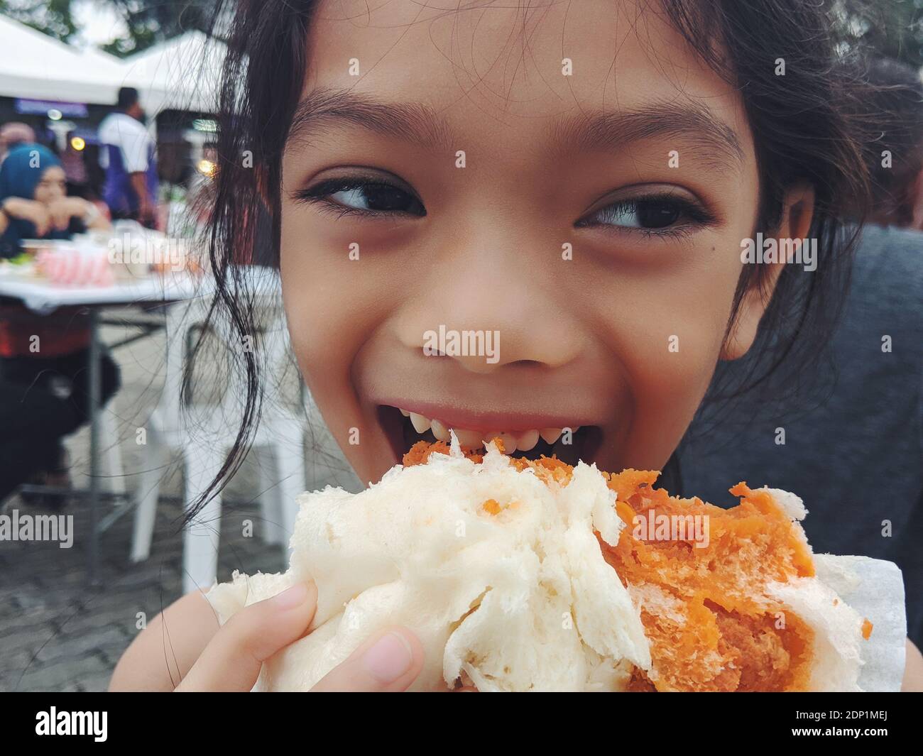 Asian girl eating 7 hi-res stock photography and images - Alamy
