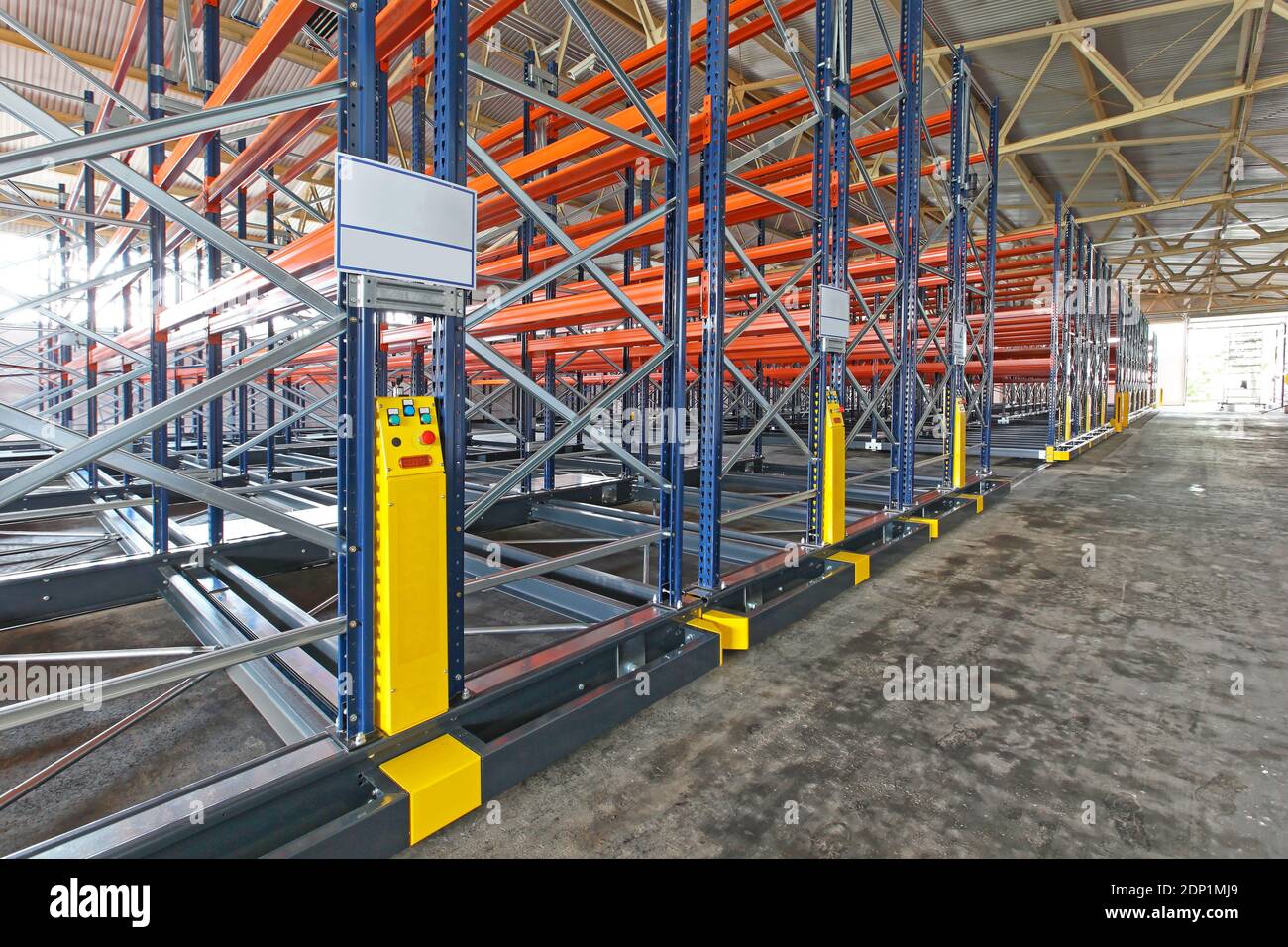 Empty warehouse shelves hi-res stock photography and images - Alamy