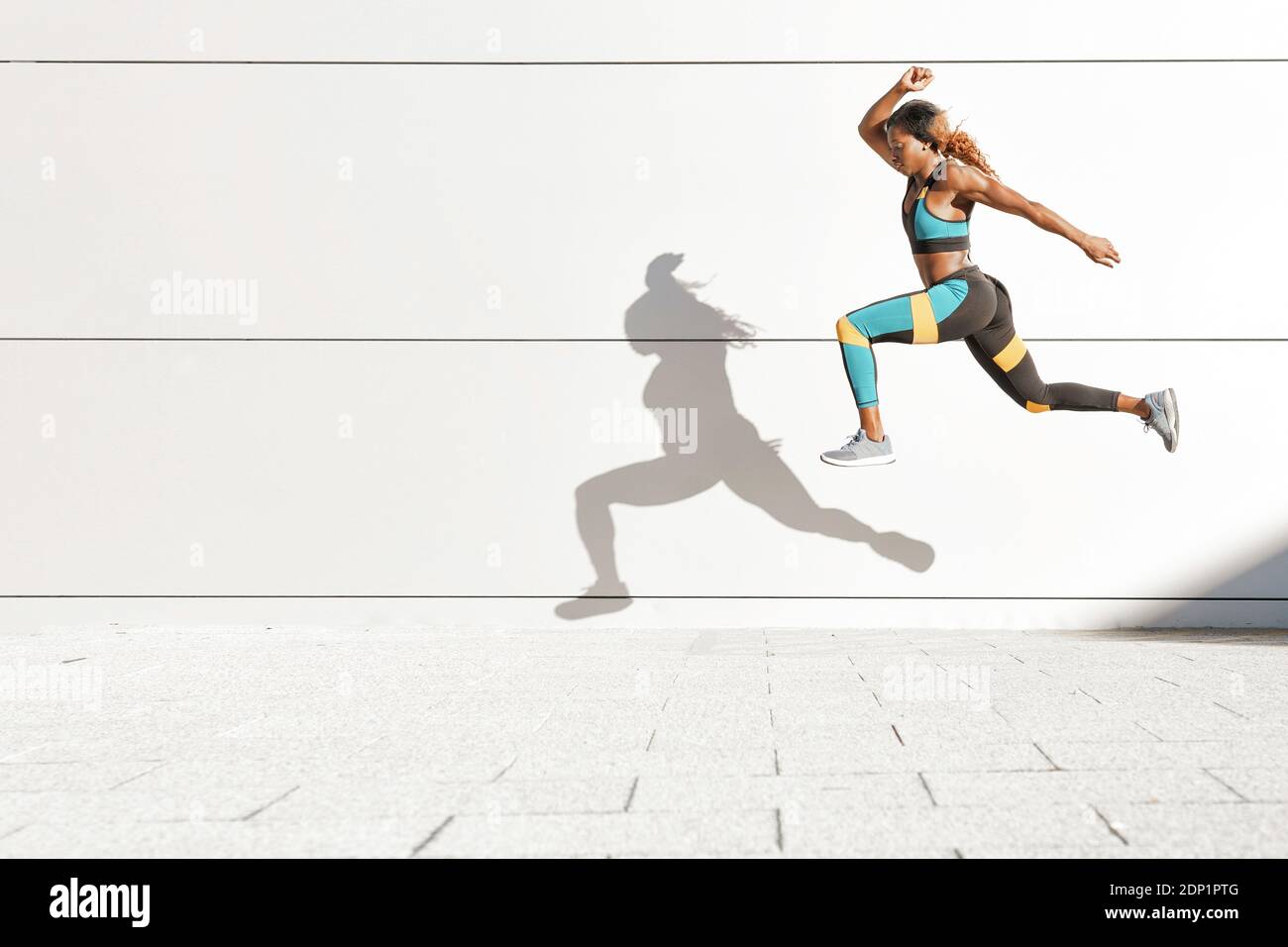 Female athletes against wall hi-res stock photography and images - Alamy