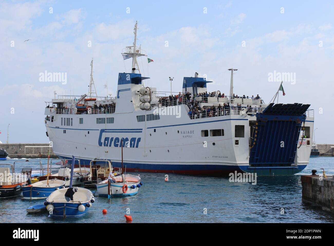 Turisti sul porto di Capri e sui traghetti - Tourists in the port of ...
