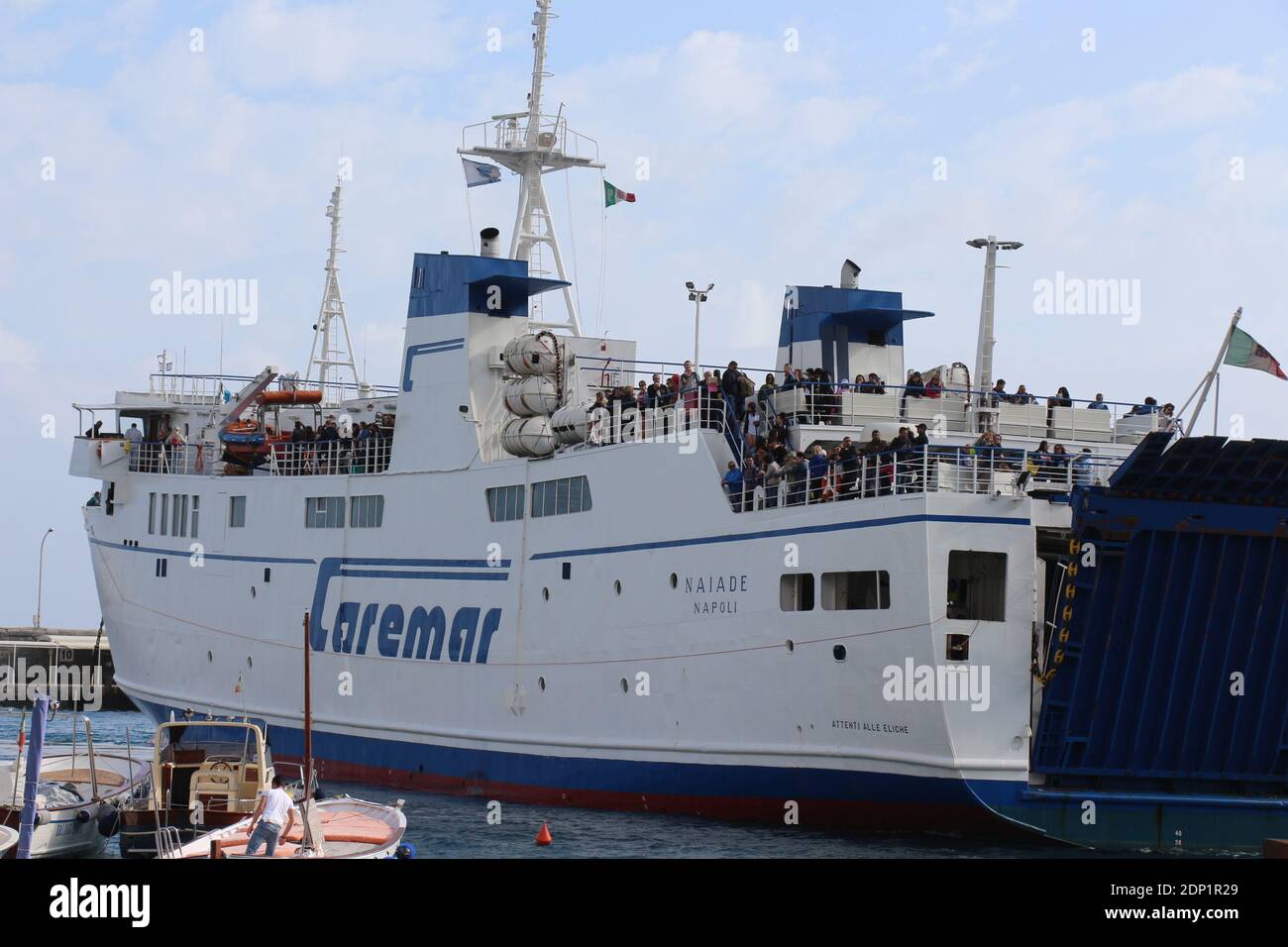 Turisti sul porto di Capri e sui traghetti - Tourists in the port of ...