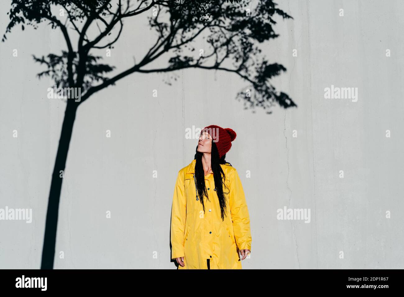 People standing under shade tree hi-res stock photography and images ...