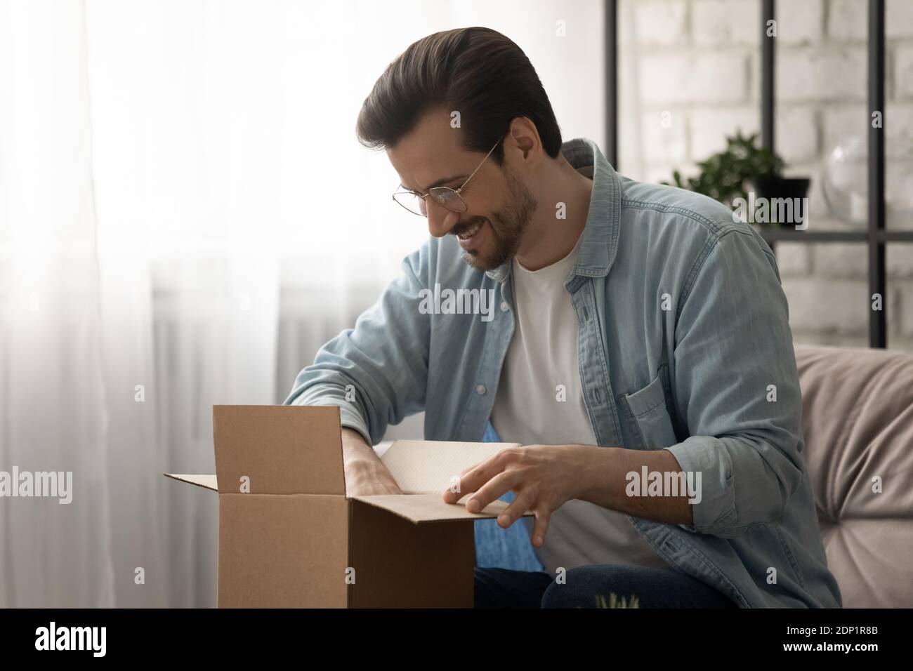 Small package hi-res stock photography and images - Alamy