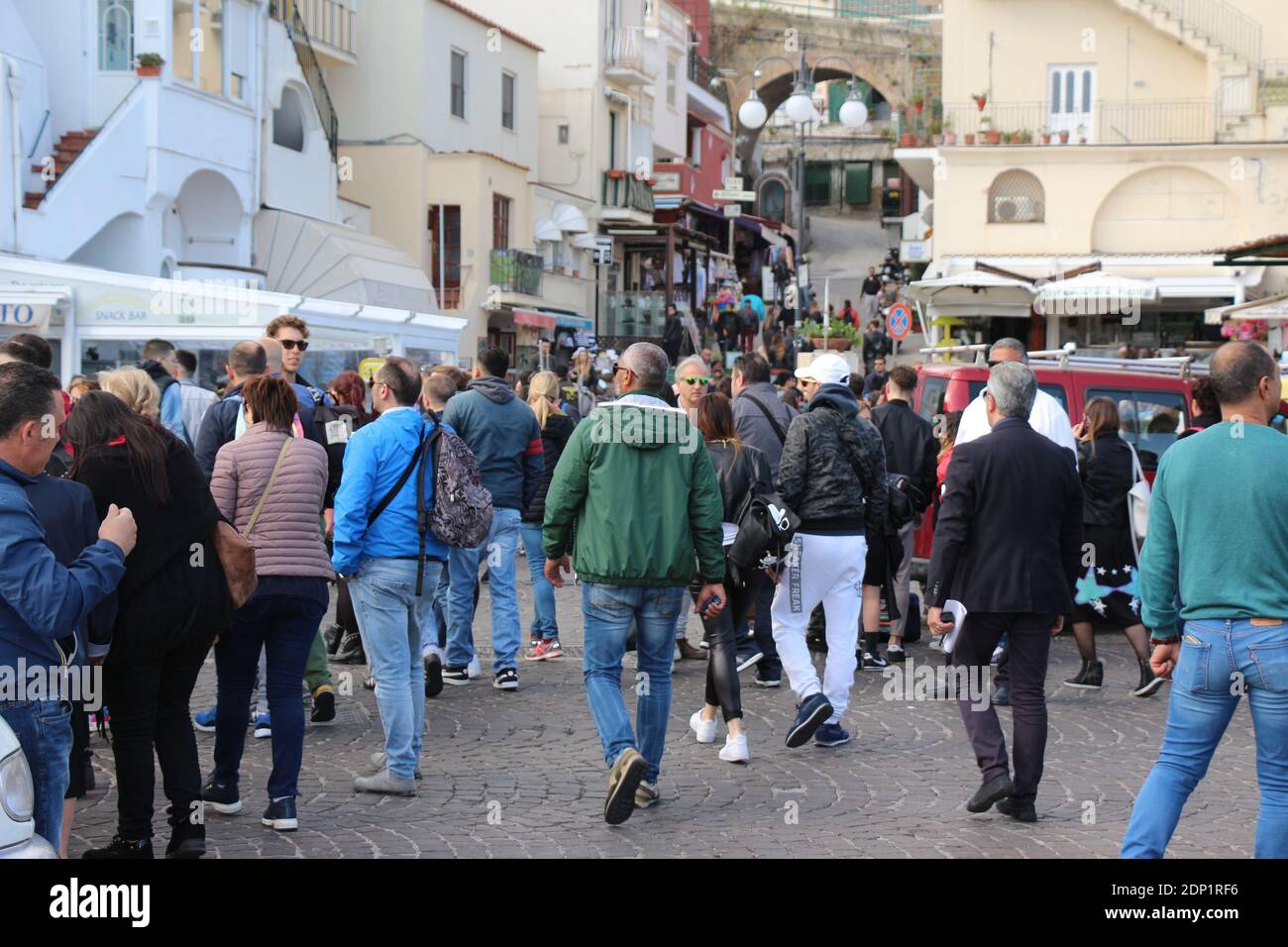 Turisti sul porto di Capri e sui traghetti - Tourists in the port of ...