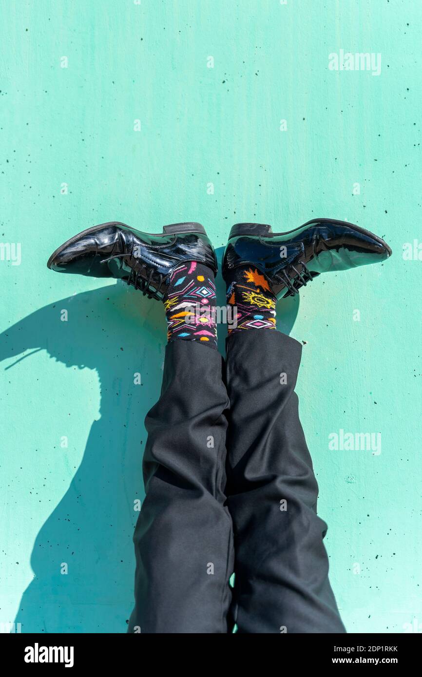 Feet against wall hi-res stock photography and images - Alamy