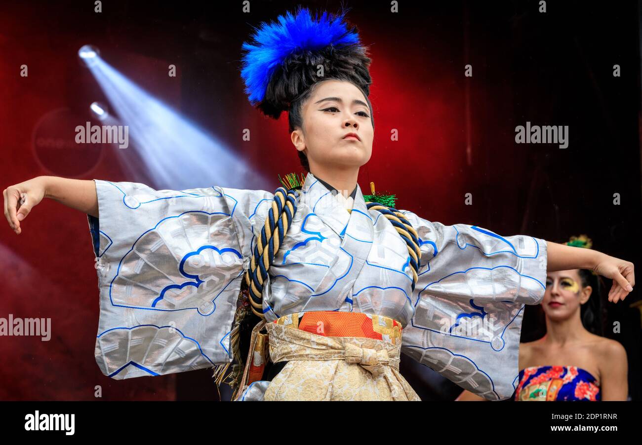 Japanese female performer in Kimono, costume performance by Kimono de ...