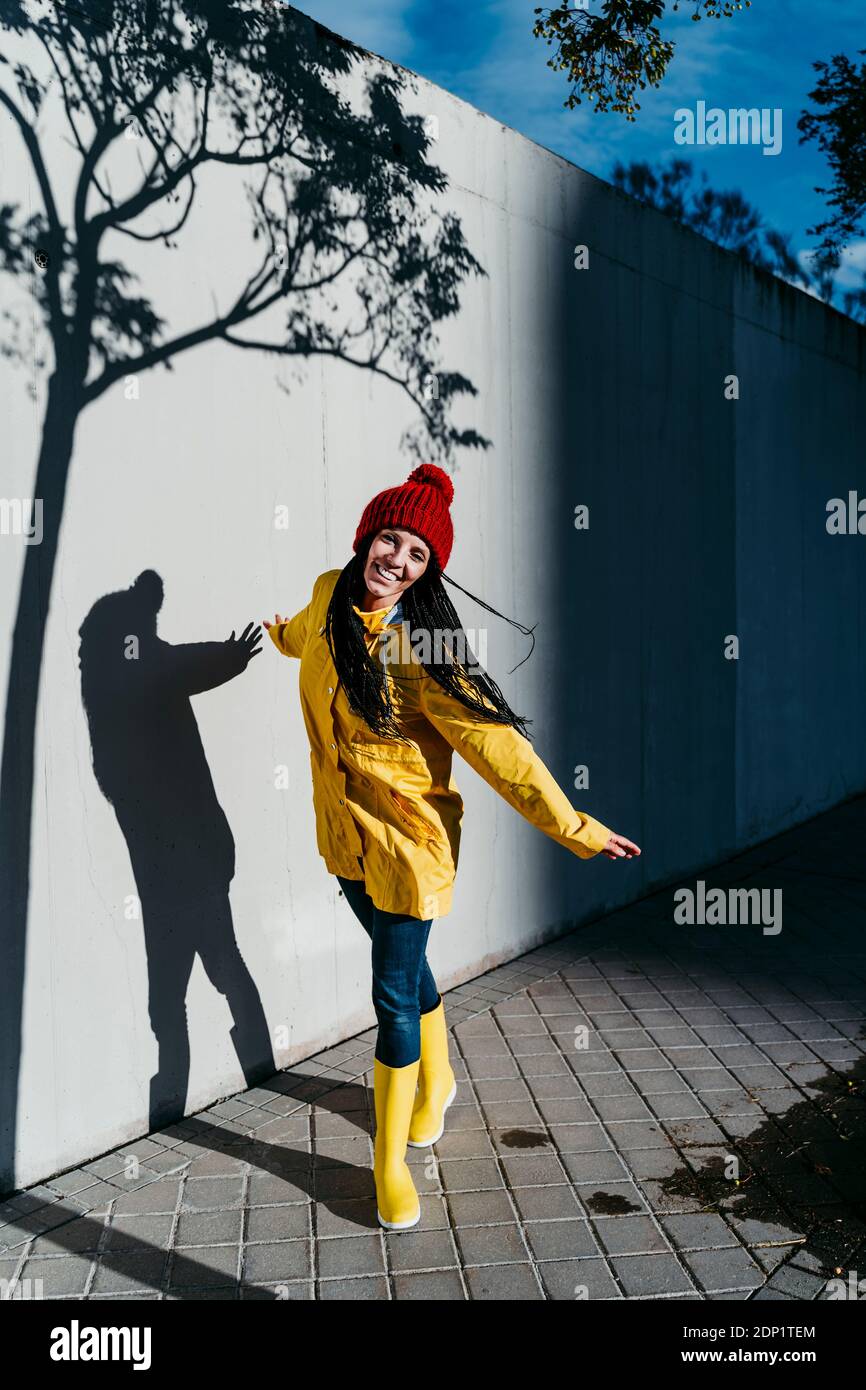 People standing under shade tree hi-res stock photography and images ...