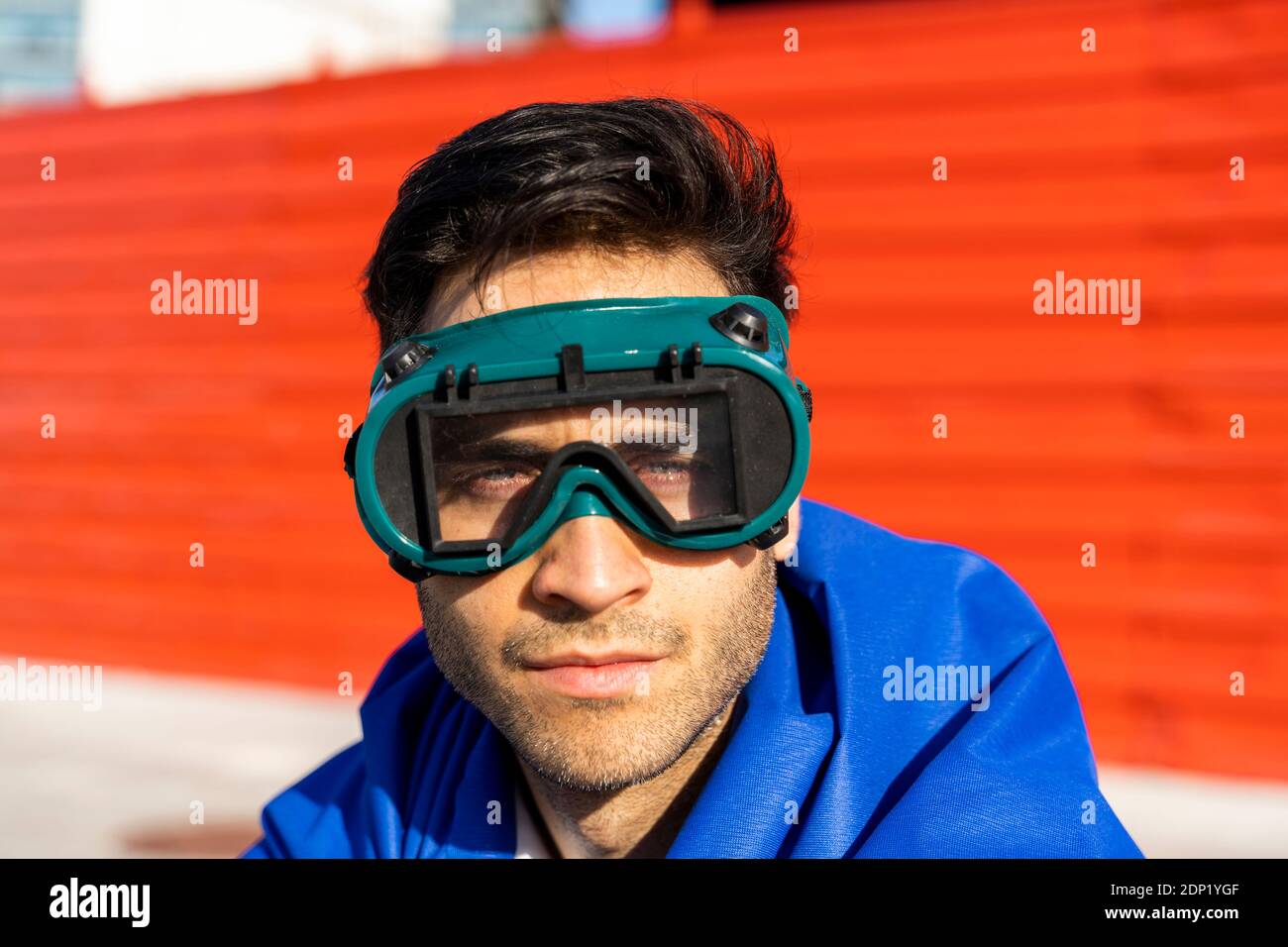 Man vr goggles hi-res stock photography and images - Alamy