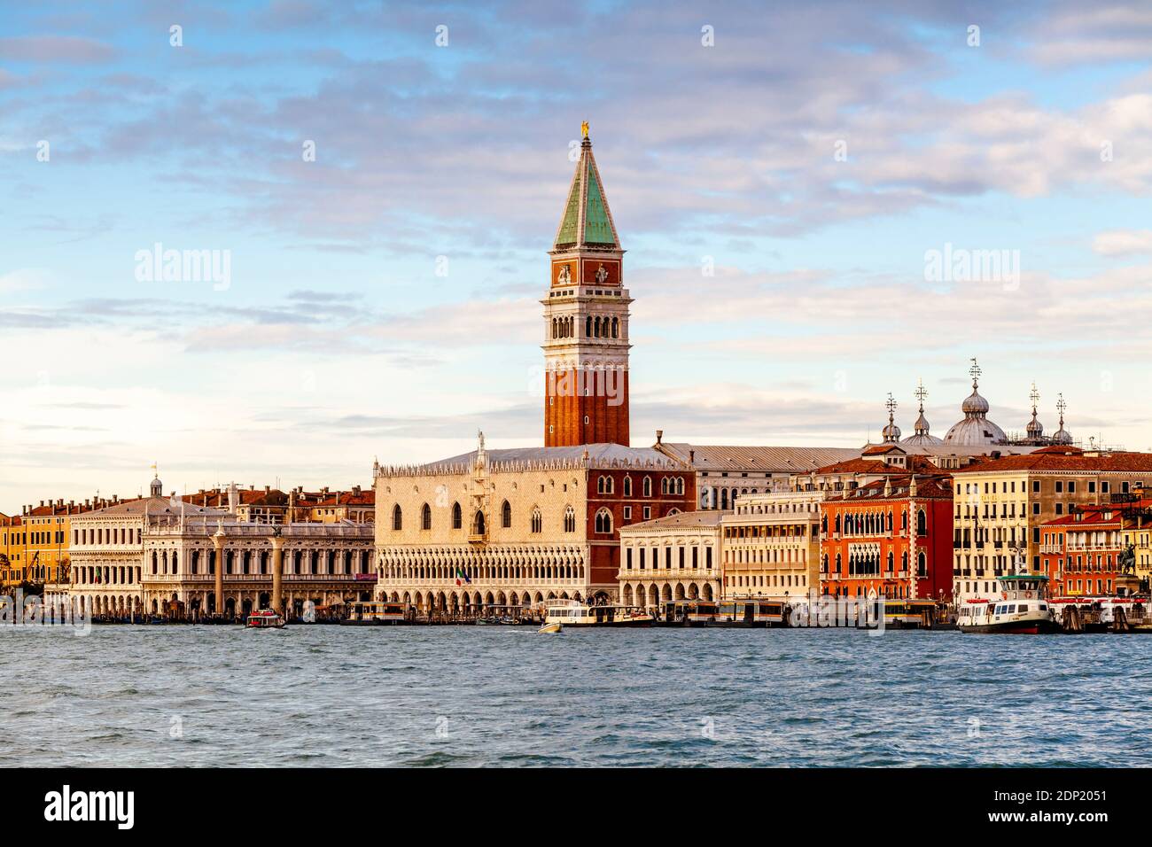 Buildings waterfront venice italy hi-res stock photography and images ...