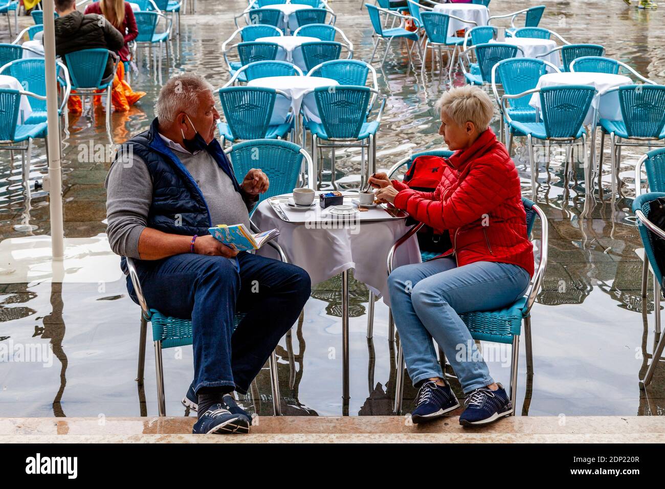 Couple drinking coffee in st marks square hi-res stock photography and ...