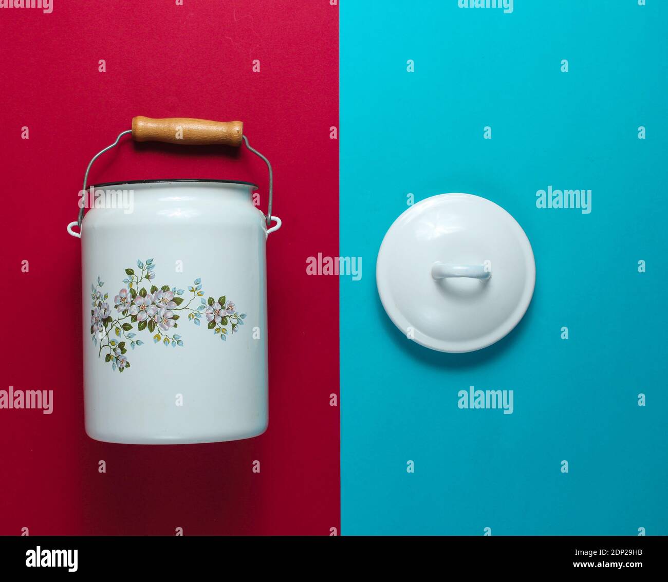 Red milk churn hi-res stock photography and images - Alamy