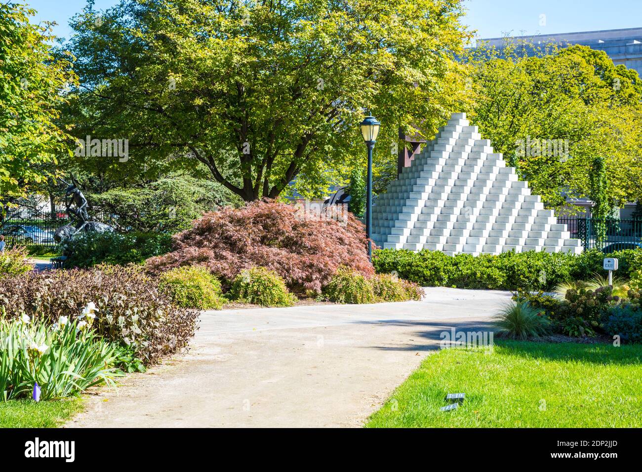 Four sided pyramid sol lewitt hi-res stock photography and images - Alamy