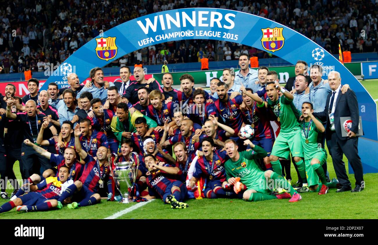 Barcelona players lift the UEFA Champions League Trophy on the Balcony ...