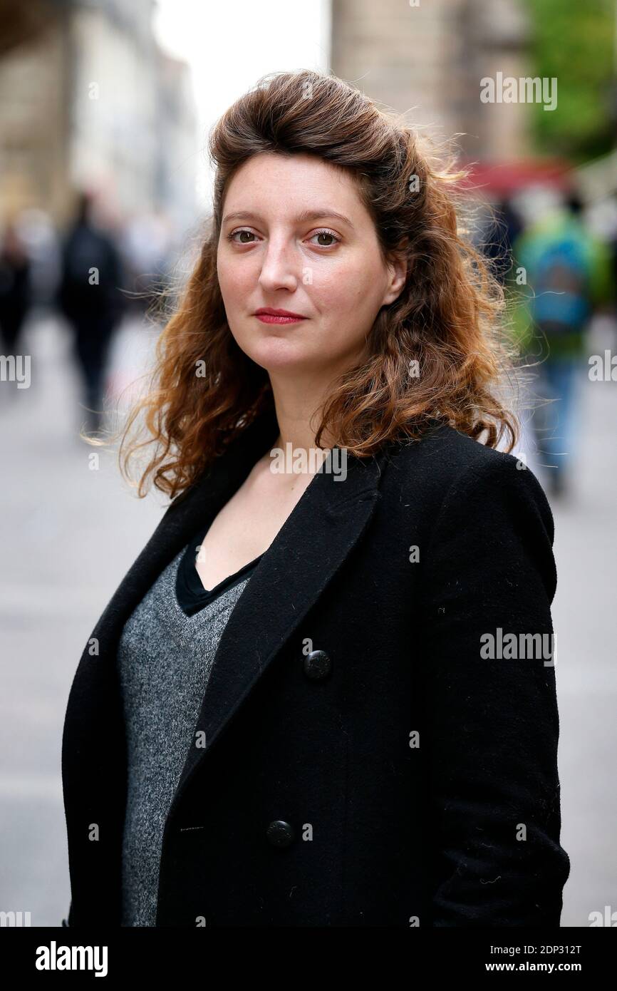 Exclusif - L'actrice Lea Wiazemsky dedicace pour son premier roman 'Le ...