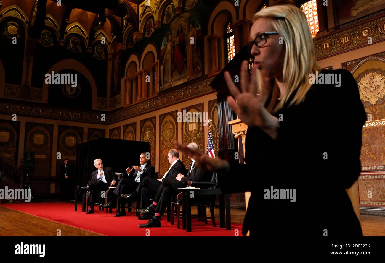American sign language interpreter hi-res stock photography and images ...