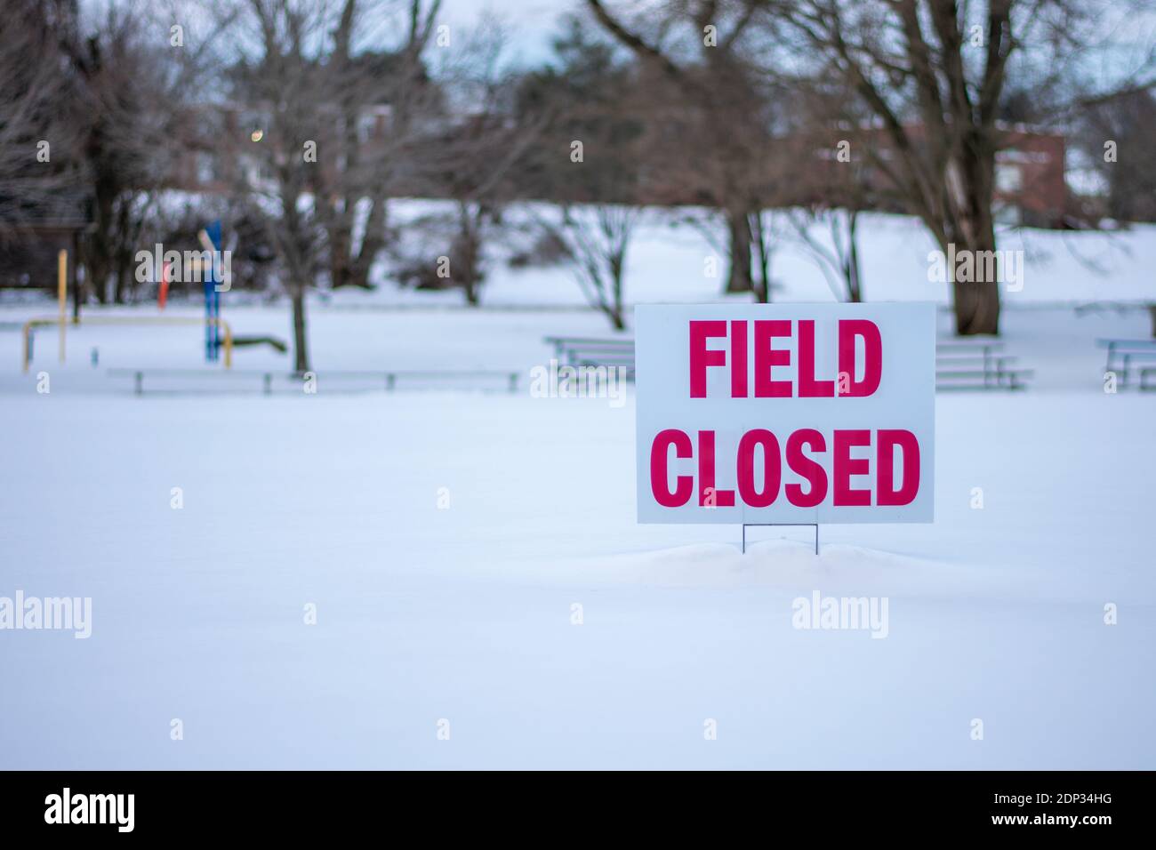 Field closed sign hi-res stock photography and images - Alamy